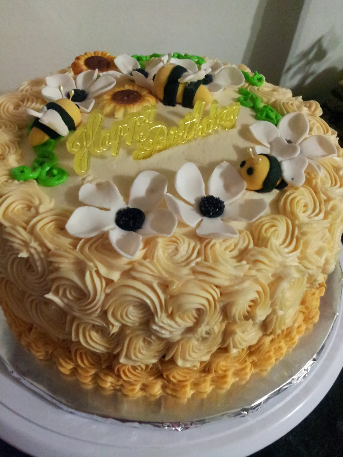 Sweet Addictions: Birthday Bee themed Cake
